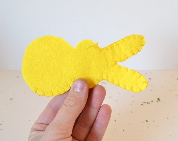 Don't leave the kitties out of Easter, make them these felt Easter Peep catnip toys instead! ⋆ ...