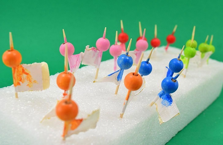 These rainbow paper ornaments are such an easy decoration for a fun and ...